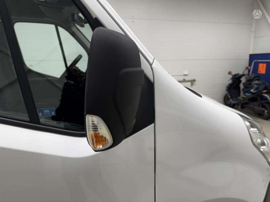 White Renault Master 2019 in Radviliskis, with an engine capacity of 2.30 L and mileage of 158 thousand km for 18089 €, photo 38 on AUTOMOTO.COM.LV