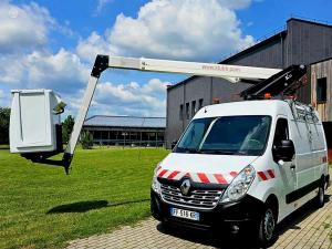 White Renault Master 2019 in Taurage, with an engine capacity of 2.30 L and mileage of 141 thousand km for 16500 €, photo 13 on AUTOMOTO.COM.LV