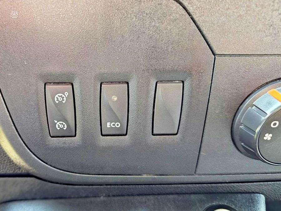 White Renault Master 2019 in Taurage, with an engine capacity of 2.30 L and mileage of 141 thousand km for 16500 €, photo 35 on AUTOMOTO.COM.LV