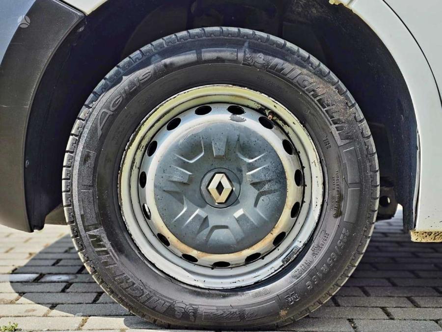 White Renault Master 2019 in Taurage, with an engine capacity of 2.30 L and mileage of 141 thousand km for 16500 €, photo 38 on AUTOMOTO.COM.LV