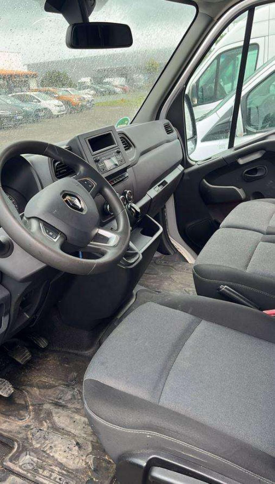 White Renault Master 2020 in Vilnius, with an engine capacity of 2.30 L and mileage of 99 thousand km for 18029 €, photo 8 on AUTOMOTO.COM.LV