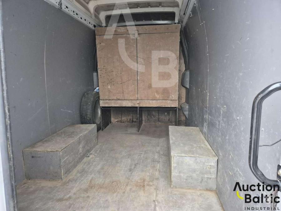 White Renault Master 2021 in Kaunas, with an engine capacity of 2.30 L and mileage of 175 thousand km for 12100 €, photo 14 on AUTOMOTO.COM.LV