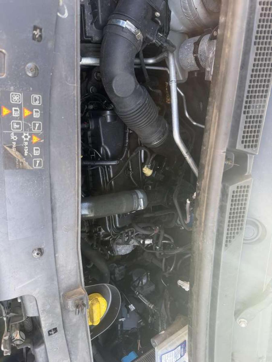 White Renault Master 2021 in Siauliai, with an engine capacity of 2.30 L and mileage of 559 thousand km for 11000 €, photo 9 on AUTOMOTO.COM.LV