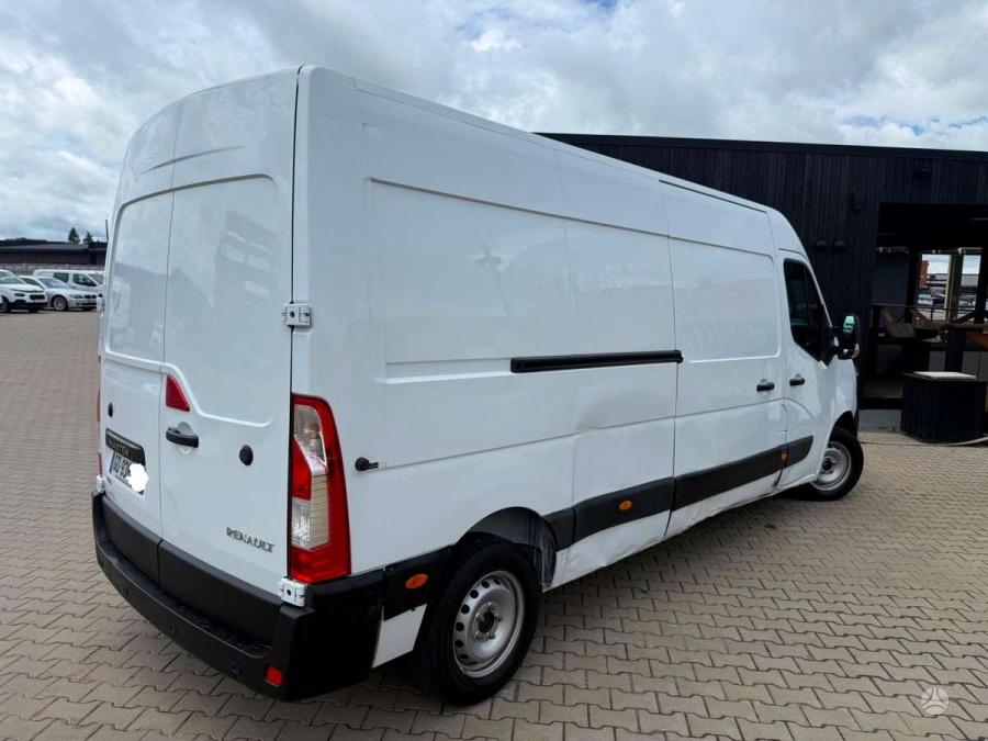 White Renault Master 2022 in Kaunas, with an engine capacity of 2.30 L and mileage of 233 thousand km for 8760 €, photo 9 on AUTOMOTO.COM.LV