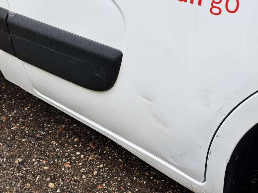White Renault Master 2022 in Klaipeda, with an engine capacity of 2.30 L and mileage of 730 thousand km for 9900 €, photo 9 on AUTOMOTO.COM.LV