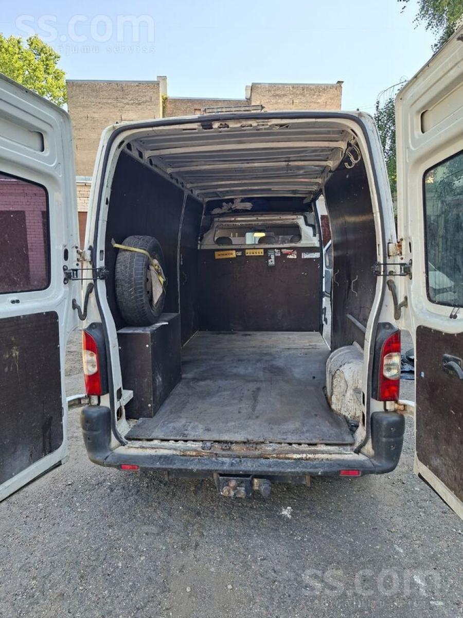 White Renault Master 2004 in Riga, with an engine capacity of 2.50 L and mileage of 554 thousand km for 2100 €, photo 4 on AUTOMOTO.COM.LV