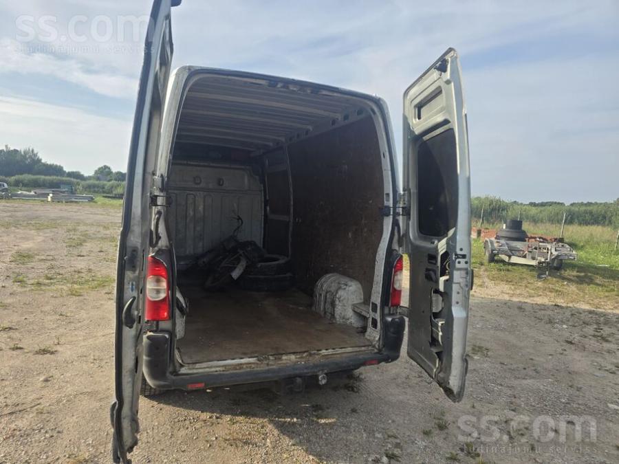 White Renault Master 2005 in Ventspils, with an engine capacity of 2.50 L and mileage of 440 thousand km for 1350 €, photo 3 on AUTOMOTO.COM.LV