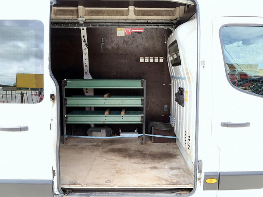 White Renault Master 2012 in Tallinn, with an engine capacity of 2.30 L and mileage of 239 thousand km for 4999 €, photo 8 on AUTOMOTO.COM.LV