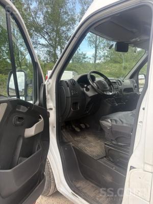 White Renault Master 2014 in Riga, with an engine capacity of 2.30 L and mileage of 420 thousand km for 5900 €, photo 8 on AUTOMOTO.COM.LV