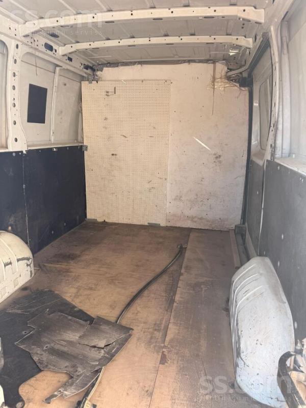 White Renault Master 2014 in Riga, with an engine capacity of 2.30 L and mileage of 431 thousand km for 3388 €, photo 6 on AUTOMOTO.COM.LV