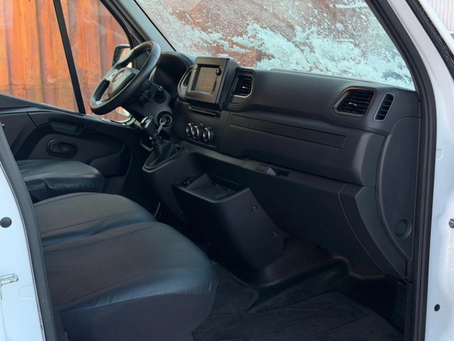 White Renault Master 2020 in Riga, with an engine capacity of 2.30 L and mileage of 63 thousand km for 17980 €, photo 19 on AUTOMOTO.COM.LV