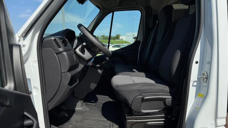 White Renault Master 2021 in Riga, with an engine capacity of 2.30 L and mileage of 170 thousand km for 13990 €, photo 8 on AUTOMOTO.COM.LV