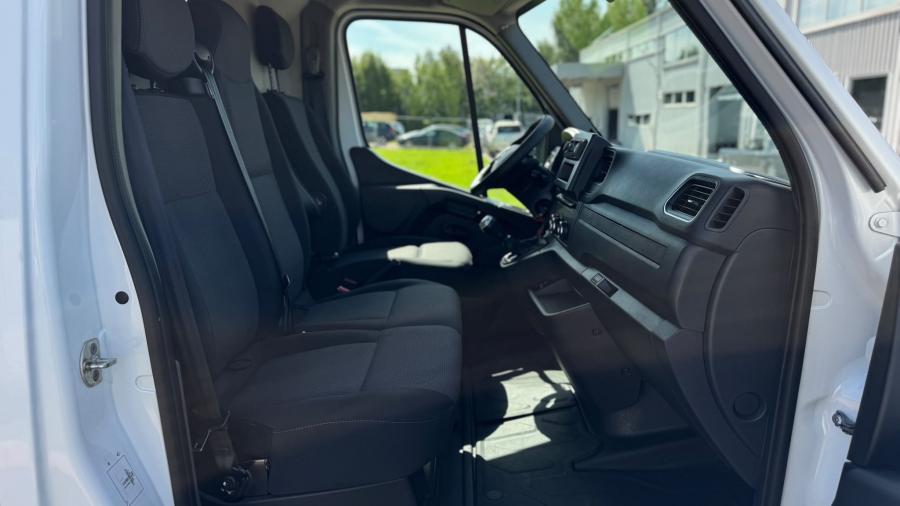 White Renault Master 2021 in Riga, with an engine capacity of 2.30 L and mileage of 170 thousand km for 13990 €, photo 14 on AUTOMOTO.COM.LV