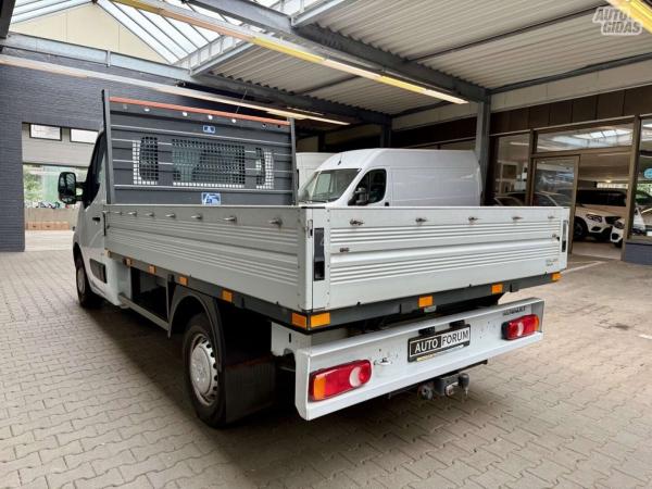 White Renault Master 2017 in Kaunas, with an engine capacity of 2.30 L and mileage of 52 thousand km for 22735 €, photo 6 on AUTOMOTO.COM.LV