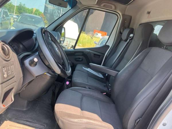 White Renault Master 2019 in Vilnius, with an engine capacity of 2.30 L and mileage of 600 thousand km for 10769 €, photo 4 on AUTOMOTO.COM.LV