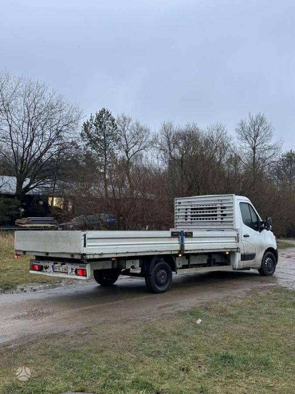 White Renault Master 2017 in Vilnius, with an engine capacity of 2.30 L and mileage of 111 thousand km for 8200 €, photo 3 on AUTOMOTO.COM.LV