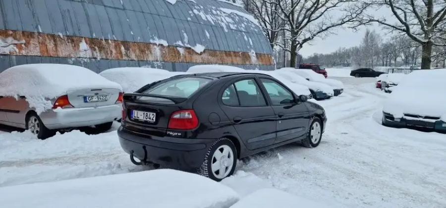 Черный Рено Меган 1999 в Валмиера, объемом двигателя 1.60 л и пробегом 159 тыс. км за 1500 €, фото 4 на AUTOMOTO.COM.LV