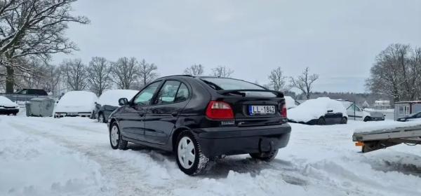 Черный Рено Меган 1999 в Валмиера, объемом двигателя 1.60 л и пробегом 159 тыс. км за 1500 €, фото 5 на AUTOMOTO.COM.LV