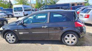 Black Renault Megane 2005 in Vilnius, with an engine capacity of 1.60 L and mileage of 203 thousand km for 899 €, photo 6 on AUTOMOTO.COM.LV