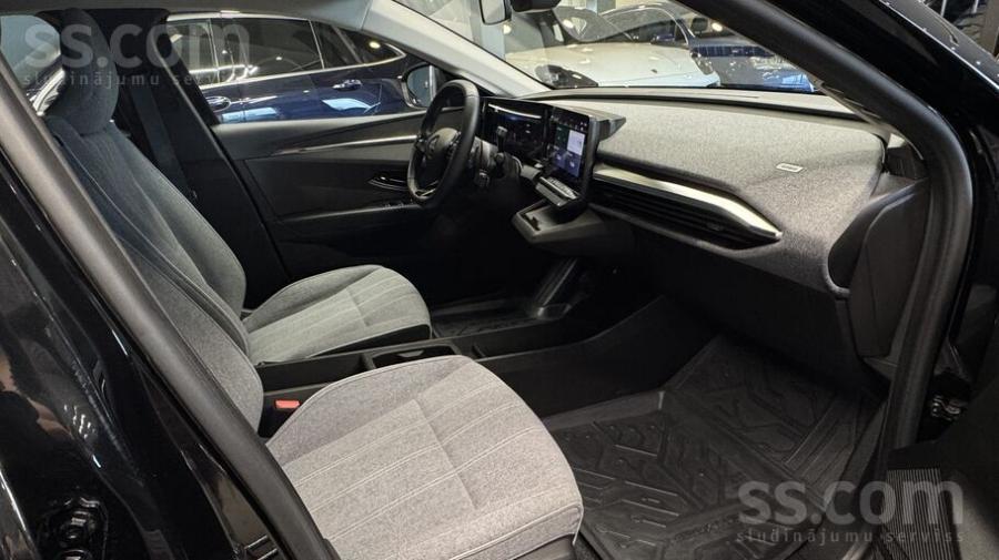 Black Renault Megane 2022 in Riga, with an engine capacity of 1.60 L and mileage of 104 thousand km for 20990 €, photo 11 on AUTOMOTO.COM.LV