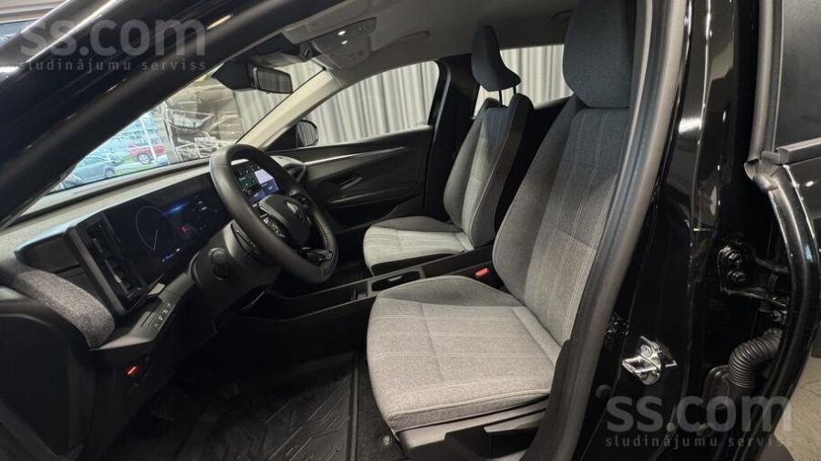 Black Renault Megane 2022 in Riga, with an engine capacity of 1.60 L and mileage of 104 thousand km for 20990 €, photo 16 on AUTOMOTO.COM.LV