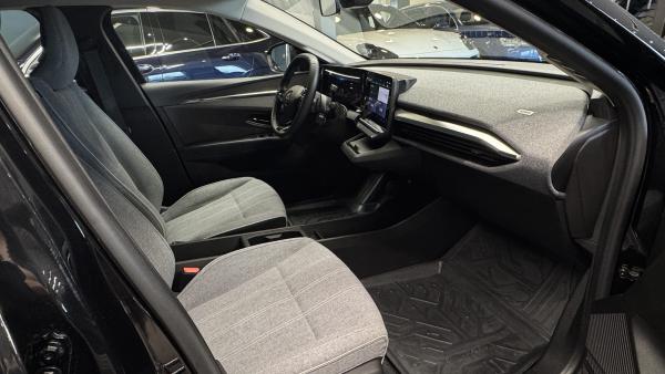 Black Renault Megane 2022 in Riga, with an engine capacity of 0.00 L and mileage of 104 thousand km for 20990 €, photo 9 on AUTOMOTO.COM.LV