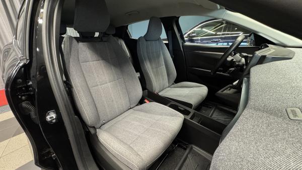 Black Renault Megane 2022 in Riga, with an engine capacity of 0.00 L and mileage of 104 thousand km for 20990 €, photo 10 on AUTOMOTO.COM.LV