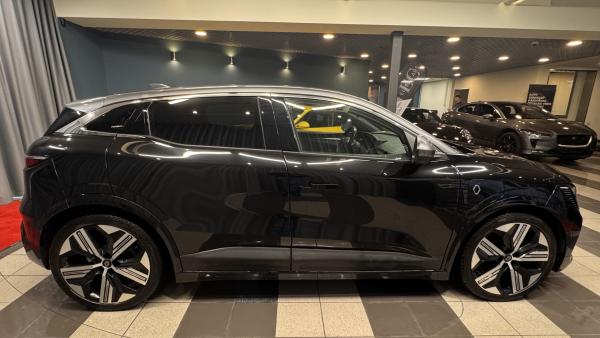 Black Renault Megane 2022 in Riga, with an engine capacity of 0.00 L and mileage of 66 thousand km for 23990 €, photo 3 on AUTOMOTO.COM.LV