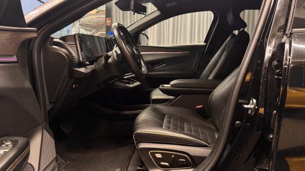 Black Renault Megane 2022 in Riga, with an engine capacity of 0.00 L and mileage of 66 thousand km for 23990 €, photo 7 on AUTOMOTO.COM.LV