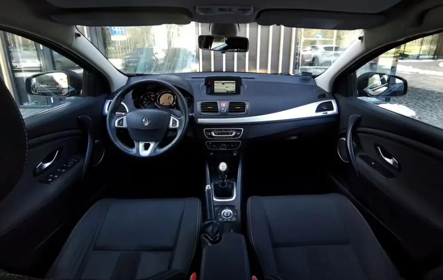 Black Renault Megane 2011 in Riga, with an engine capacity of 1.90 L and mileage of 298 thousand km for 2390 €, photo 4 on AUTOMOTO.COM.LV