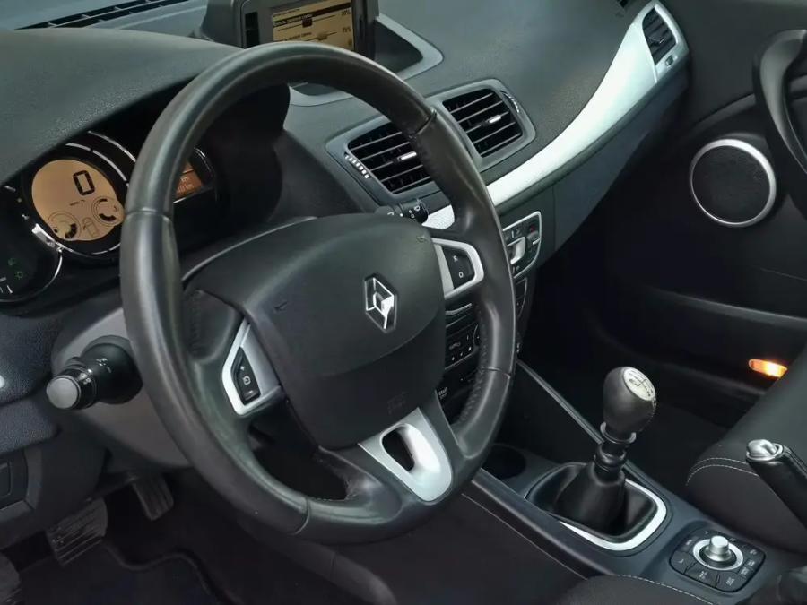Black Renault Megane 2011 in Riga, with an engine capacity of 1.90 L and mileage of 298 thousand km for 2390 €, photo 8 on AUTOMOTO.COM.LV