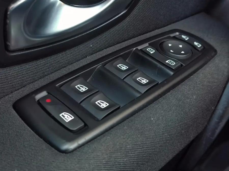 Black Renault Megane 2011 in Riga, with an engine capacity of 1.90 L and mileage of 298 thousand km for 2390 €, photo 15 on AUTOMOTO.COM.LV