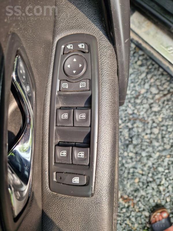Black Renault Megane 2012 in Riga, with an engine capacity of 1.60 L and mileage of 347 thousand km for 1800 €, photo 8 on AUTOMOTO.COM.LV