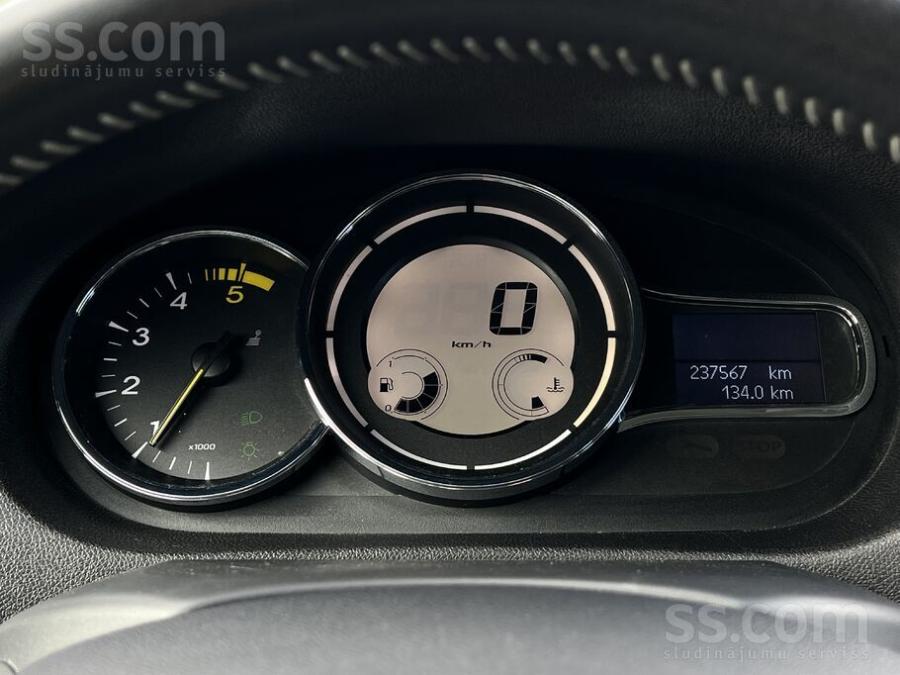 Black Renault Megane 2014 in Cesis, with an engine capacity of 1.60 L and mileage of 0 thousand km for 5350 €, photo 26 on AUTOMOTO.COM.LV