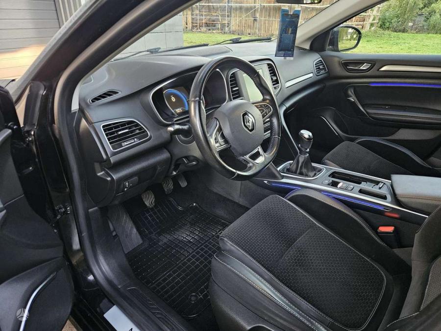 Black Renault Megane 2017 in Vilnius, with an engine capacity of 1.60 L and mileage of 246 thousand km for 6000 €, photo 39 on AUTOMOTO.COM.LV