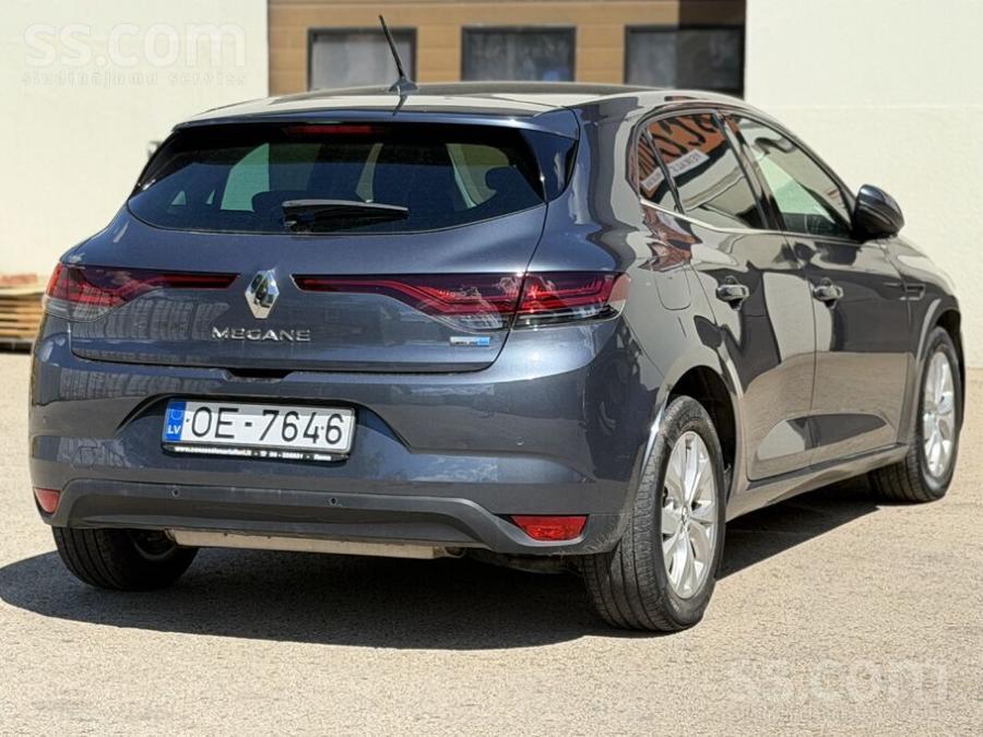 Blue Renault Megane 2021 in Riga, with an engine capacity of 1.60 L and mileage of 21 thousand km for 13700 €, photo 3 on AUTOMOTO.COM.LV