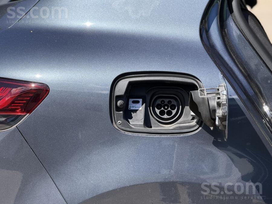 Blue Renault Megane 2021 in Riga, with an engine capacity of 1.60 L and mileage of 21 thousand km for 13700 €, photo 8 on AUTOMOTO.COM.LV