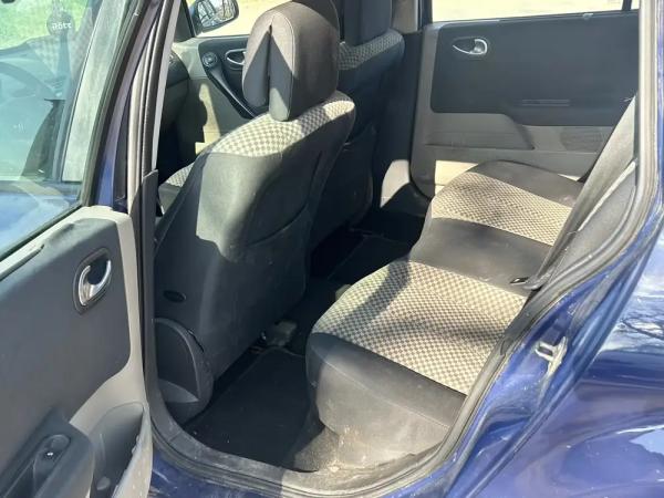 Blue Renault Megane 2005 in Grobiņa, with an engine capacity of 1.90 L and mileage of 306 thousand km for 1200 €, photo 7 on AUTOMOTO.COM.LV