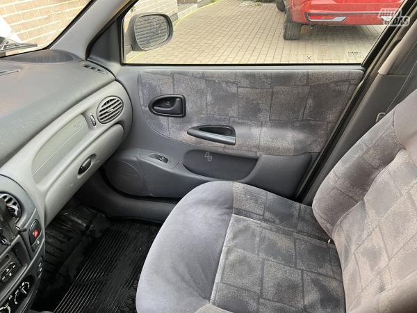 Renault Megane 2000 in Kaunas, with an engine capacity of 1.60 L and mileage of 191 thousand km for 900 €, photo 5 on AUTOMOTO.COM.LV