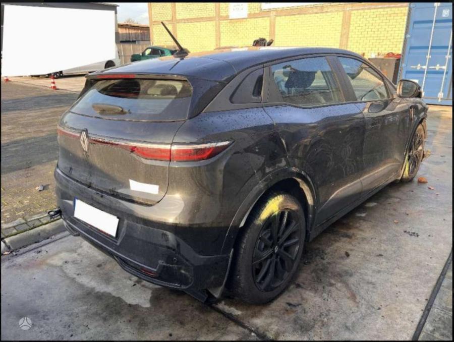 Melns Renault Megane E-Tech 2022 Telšiai, ar dzinēja tilpumu 0.00 L un nobraukumu 114 tūkst. km par 5500 €, foto 4 vietnē AUTOMOTO.COM.LV