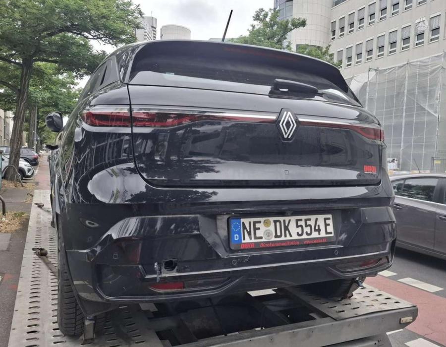 Melns Renault Megane E-Tech 2022 Telšiai, ar dzinēja tilpumu 0.00 L un nobraukumu 114 tūkst. km par 5300 €, foto 6 vietnē AUTOMOTO.COM.LV