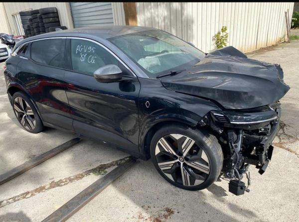 Black Renault Megane E-Tech 2024 in Kaunas, with an engine capacity of 0.00 L and mileage of 13 thousand km for 7500 €, photo 4 on AUTOMOTO.COM.LV