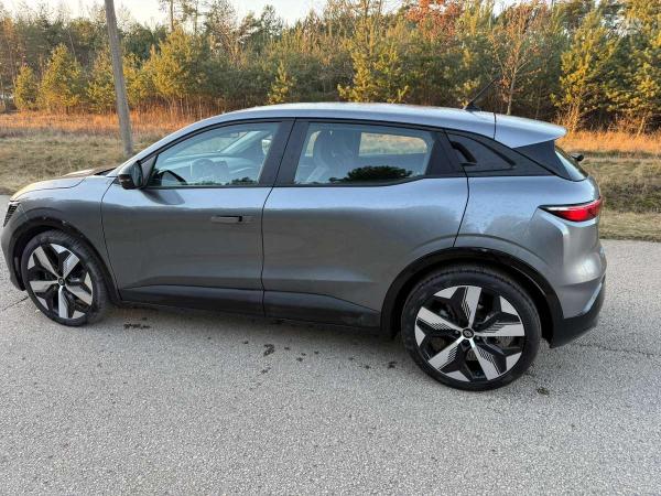 Grey Renault Megane E-Tech 2023 in Kaunas, with an engine capacity of 0.00 L and mileage of 18 thousand km for 18900 €, photo 6 on AUTOMOTO.COM.LV