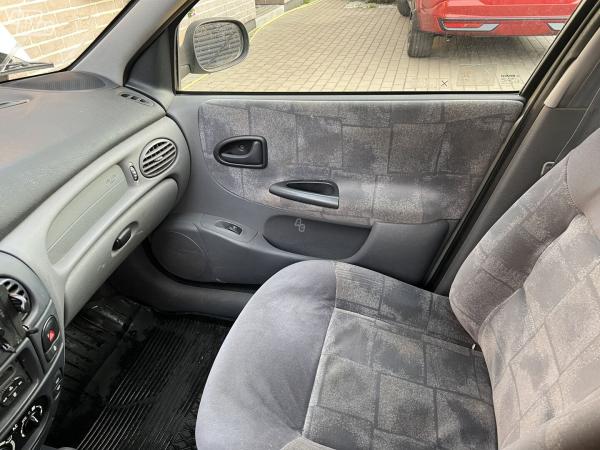 Zaļš Renault Megane 2000 Kauņa, ar dzinēja tilpumu 1.60 L un nobraukumu 191 tūkst. km par 700 €, foto 5 vietnē AUTOMOTO.COM.LV