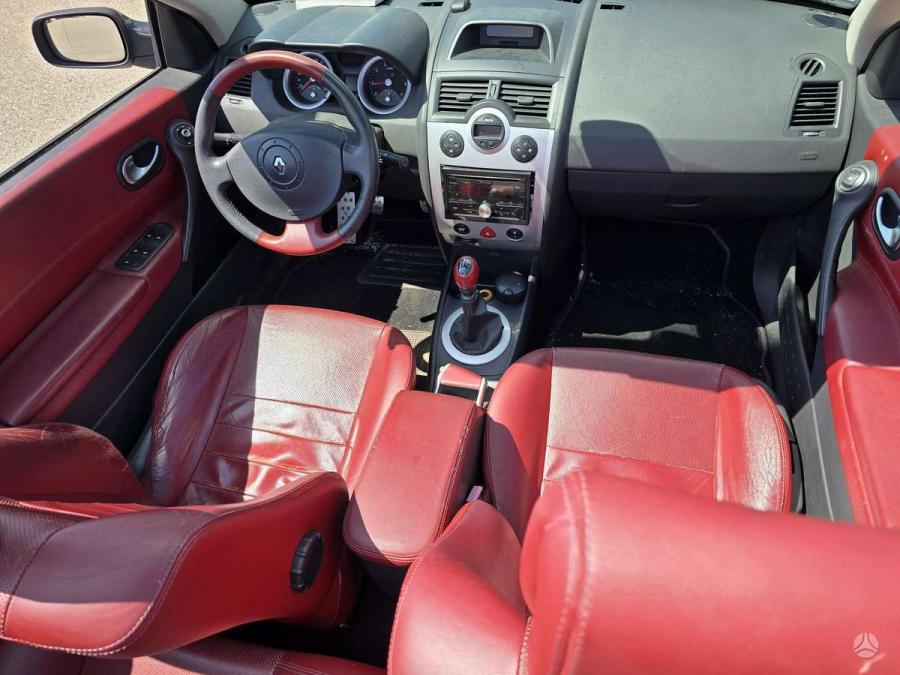 Pelēks Renault Megane 2006 Marijampole, ar dzinēja tilpumu 2.00 L un nobraukumu 135 tūkst. km par 1400 €, foto 10 vietnē AUTOMOTO.COM.LV