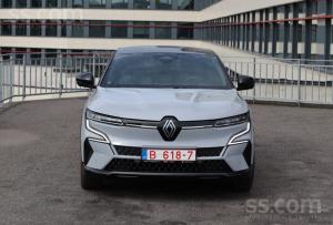 Grey Renault Megane 2022 in Riga, with an engine capacity of 1.60 L and mileage of 77 thousand km for 21280 €, photo 3 on AUTOMOTO.COM.LV