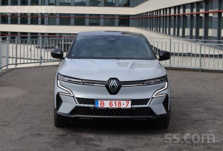 Grey Renault Megane 2022 in Riga, with an engine capacity of 1.60 L and mileage of 77 thousand km for 21280 €, photo 3 on AUTOMOTO.COM.LV
