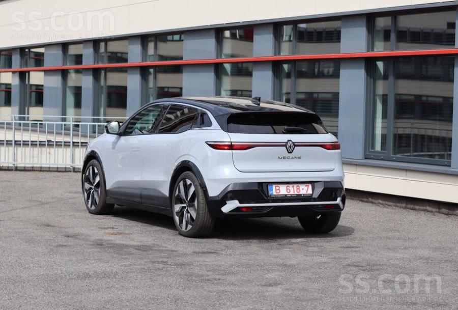 Grey Renault Megane 2022 in Riga, with an engine capacity of 1.60 L and mileage of 77 thousand km for 21280 €, photo 5 on AUTOMOTO.COM.LV