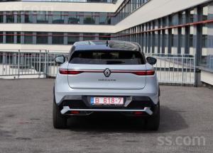 Grey Renault Megane 2022 in Riga, with an engine capacity of 1.60 L and mileage of 77 thousand km for 21280 €, photo 6 on AUTOMOTO.COM.LV