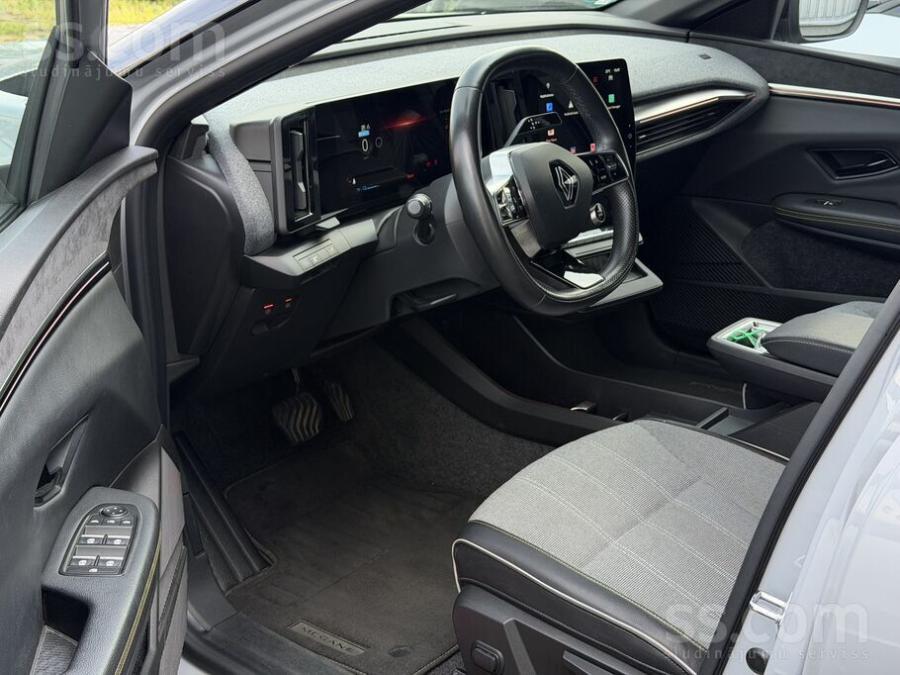 Grey Renault Megane 2022 in Riga, with an engine capacity of 1.60 L and mileage of 77 thousand km for 21280 €, photo 8 on AUTOMOTO.COM.LV